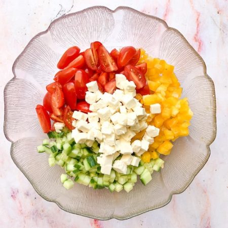 Ensalada de cebada perlada, verduras crudas y queso feta - Yuka