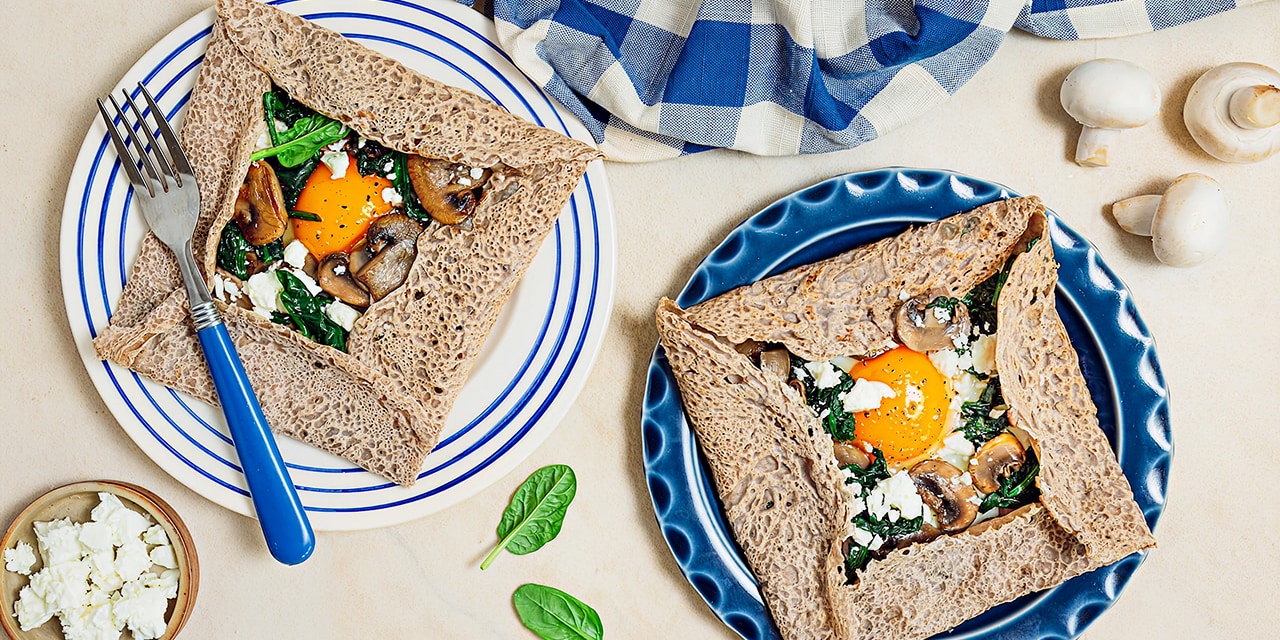 Galette di grano saraceno con spinaci, funghi, uova e feta - Yuka