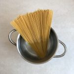 Recette Yuka - Spaghetti au pesto de mâche & échalotes poêlées