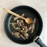 Recette Yuka - Spaghetti au pesto de mâche & échalotes poêlées